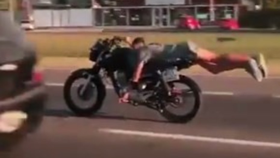 Condujo a 130 k/h en la Panamericana acostado en su moto