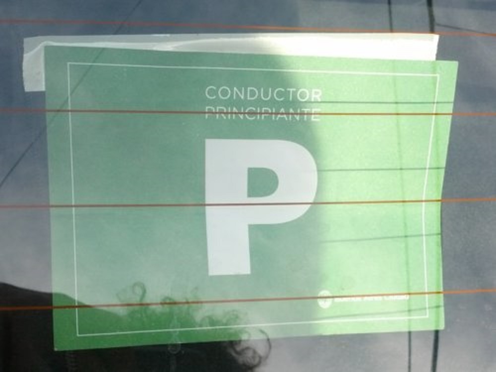 Proponen identificar a los conductores principiantes