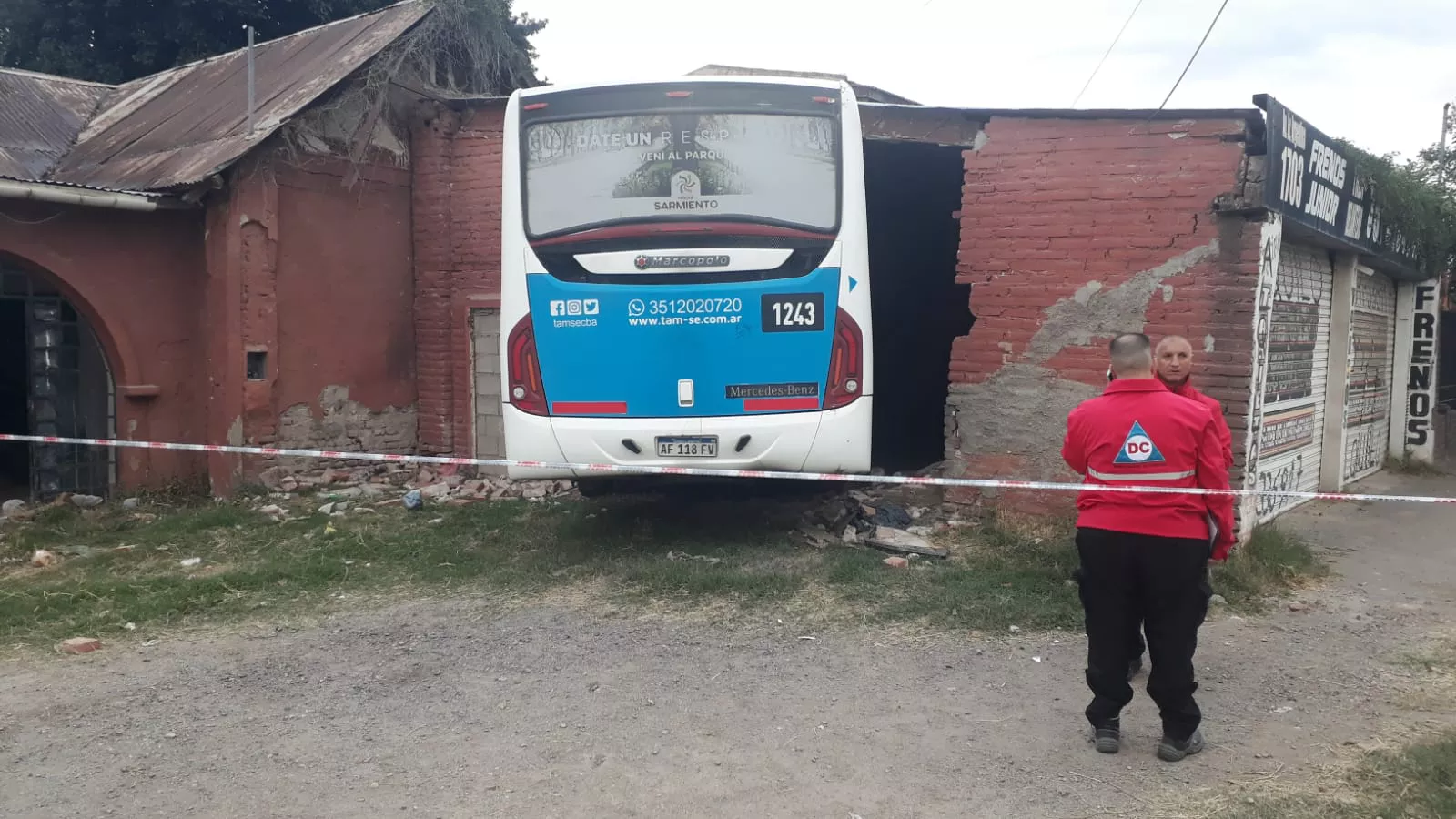 Un colectivo Tamse se incrustó en un taller en avenida Armada Argentina