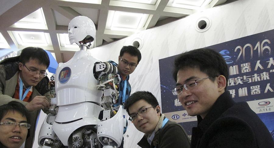 Un médico-robot comenzó a tratar pacientes en un centro de salud de China
