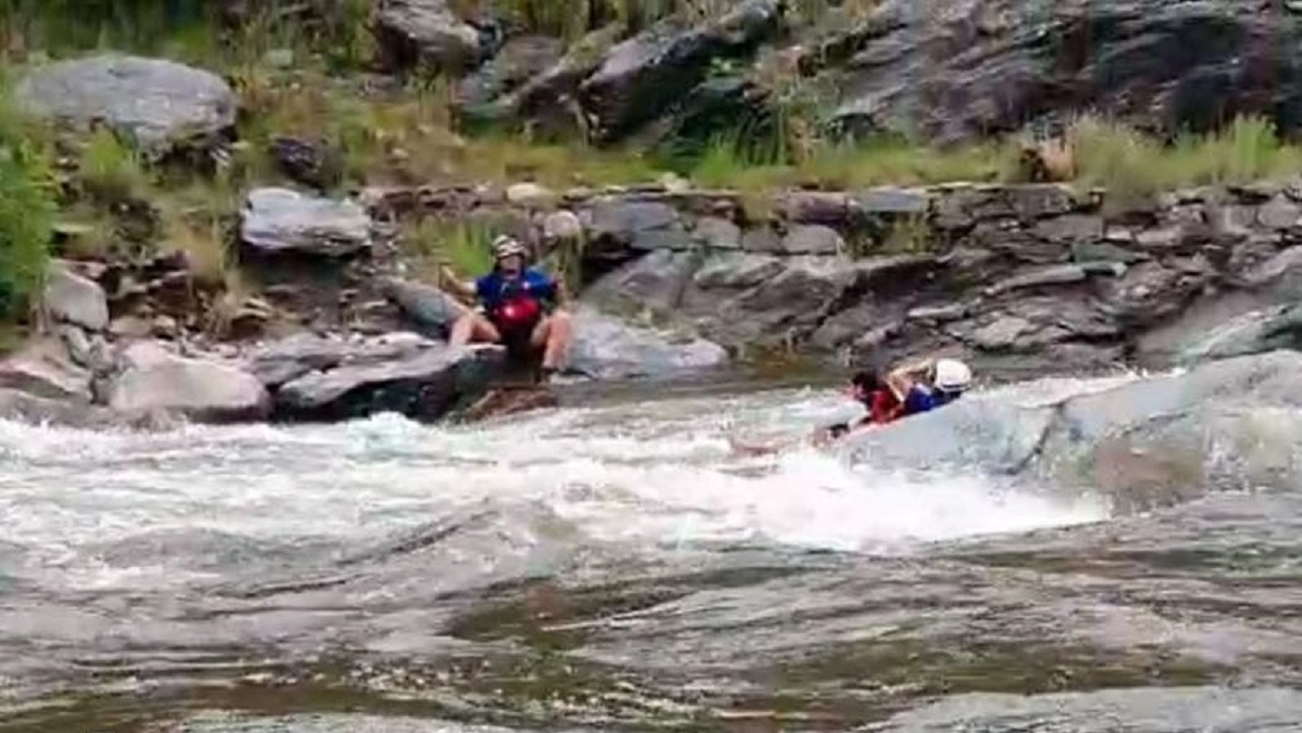 Video: así fueron rescatados dos turistas en la creciente del río Cosquín