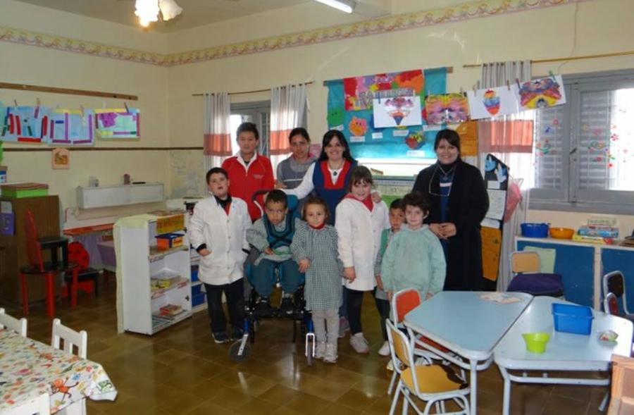 Recorren hasta seis kilómetros para ir a clases en una escuela rural