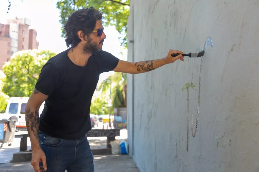 El humorista gráfico Tute llegó a Córdoba para pintar un mural y dar ...