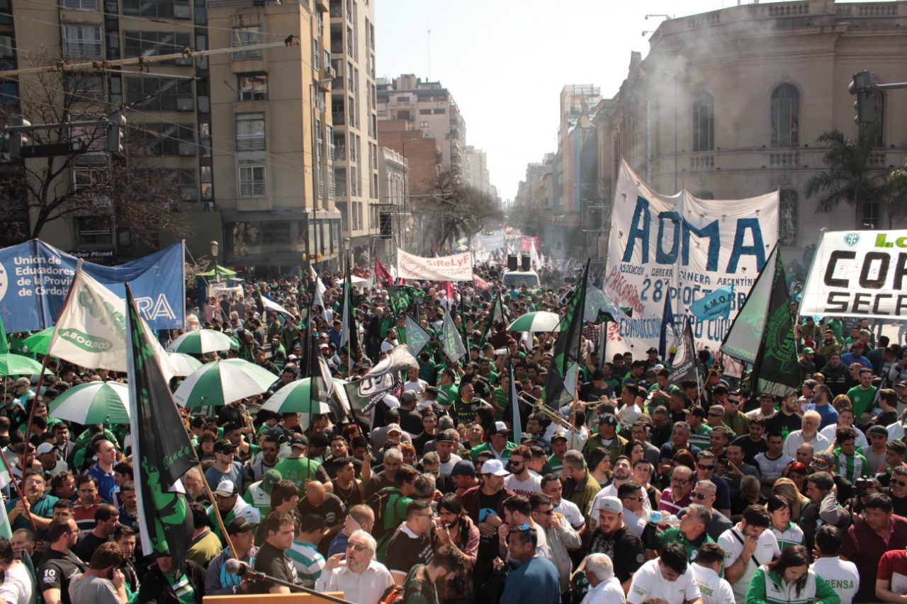 Masiva marcha de trabajadores y estudiantes junto a las dos CGT