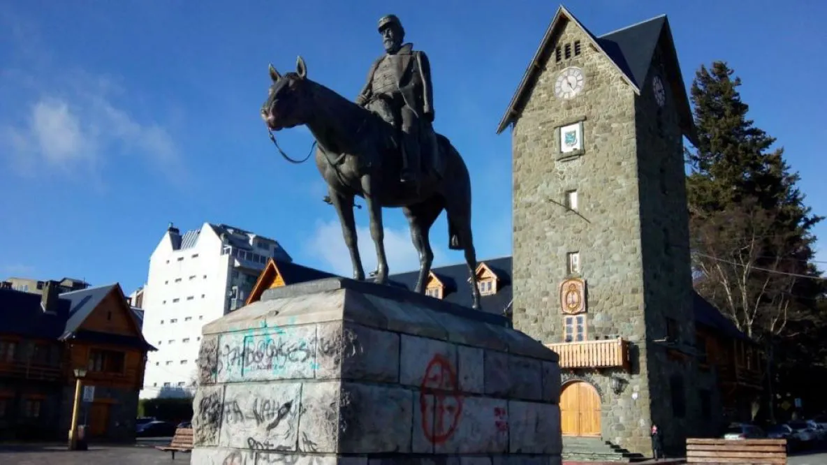 Bariloche: retiran el monumento de Julio A. Roca del Centro Cívico